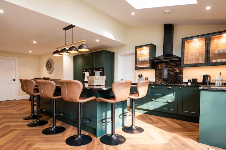 Spacious Cotswold Home Near Cheltenham | Sleeps 9 - Forest of Dean