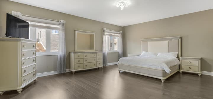 Spacious Master Suite| King Bed| 4piece Ensuite - Caledon