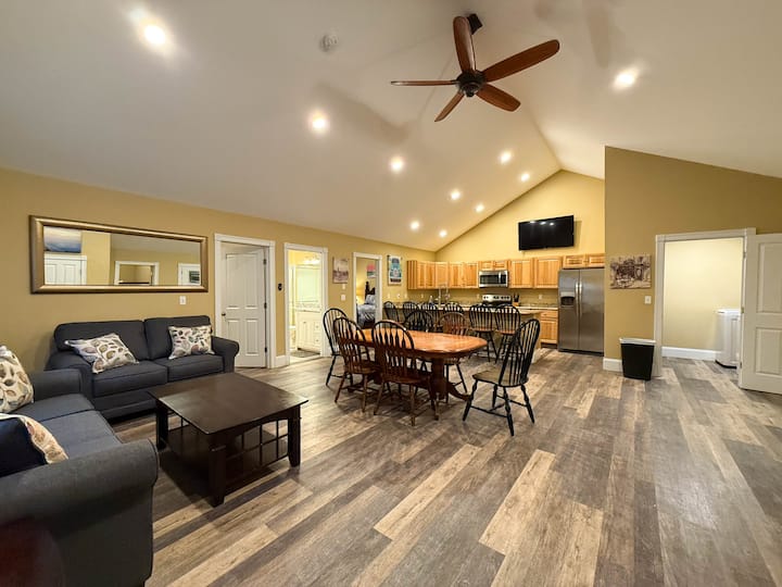 12 Locust Lane | Pool, Hot Tub, Walk To Downtown - Conway, NH