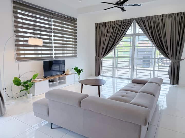 Designer Taste Landed Close To Legoland/prima -