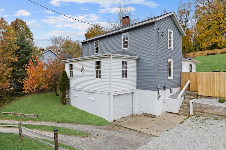 Cozy Cabin Feel • Large Yard • Dog Friendly • Bar - Oakdale, PA