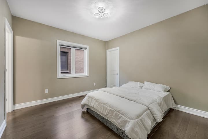 Spacious Bedroom| Private Ensuite| Queen Bed - Caledon