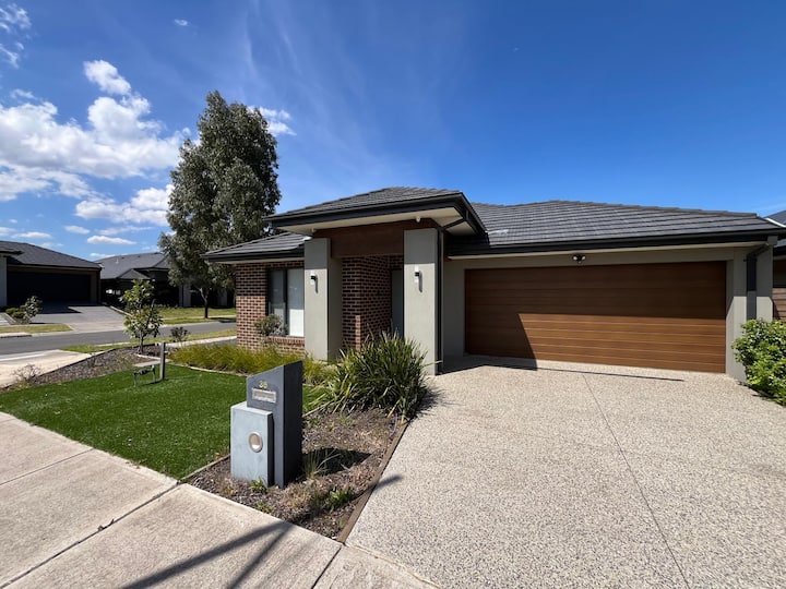 Modern Burnside Family Retreat In Modeina Estate - Caroline Springs