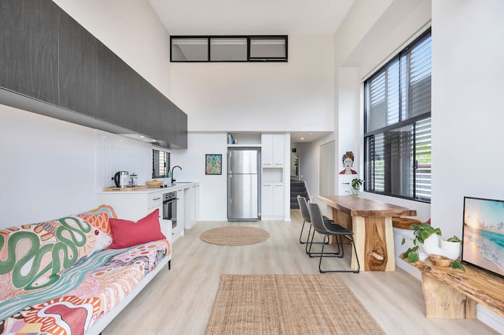 Pet Friendly Funky Coastal Loft Off Street Parking - Mount Pleasant