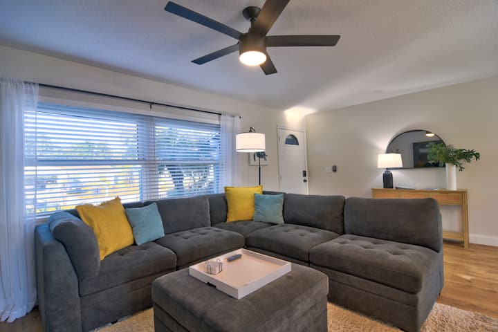 Stay & Play Tampa - Pool + Mini Golf Retreat - Pinellas Park, FL
