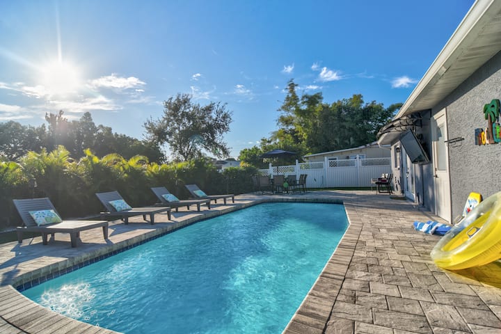 Stay & Play Tampa - Pool + Mini Golf Retreat - Pinellas Park, FL