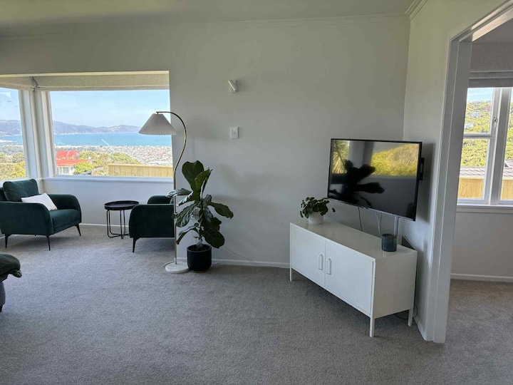 Spacious, Light Filled House With Fantastic Views! - Lower Hutt