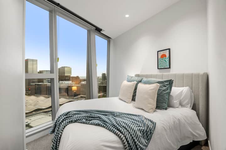 2br Luxury Black Accented Cbd Retreat | Pool + Gym - Australia