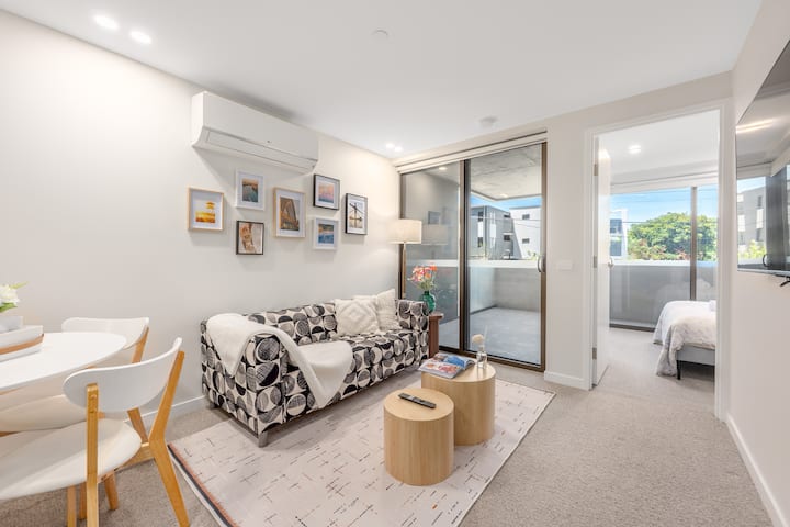 @Dickson Bright 2br Stay | Anu W Parking & Wifi -