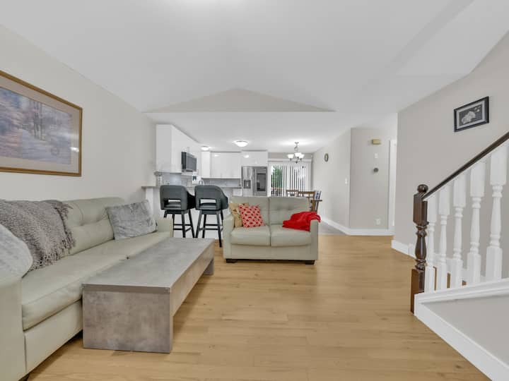 Charming 2-bdr Unit | Backyard • Deck • Parking - Windsor, ON, Canada