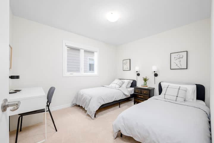 Twinwood: Bright Twin Room With Workspace - Bracebridge