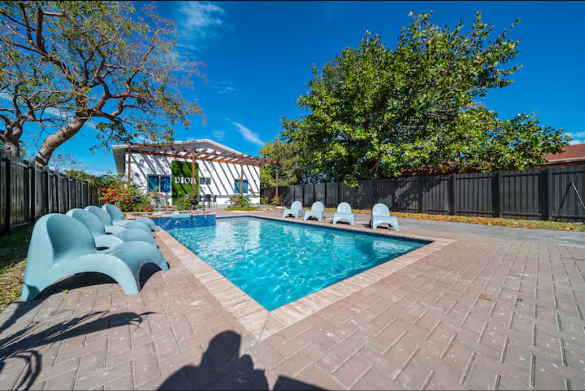 Stylish 4BR Heated Pool + Jacuzzi - Houses for Rent in Hallandale Beach ...