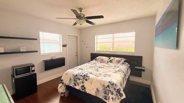 Confortable Lugar.  Muy Cerca A Todo. - ハリウッド, FL