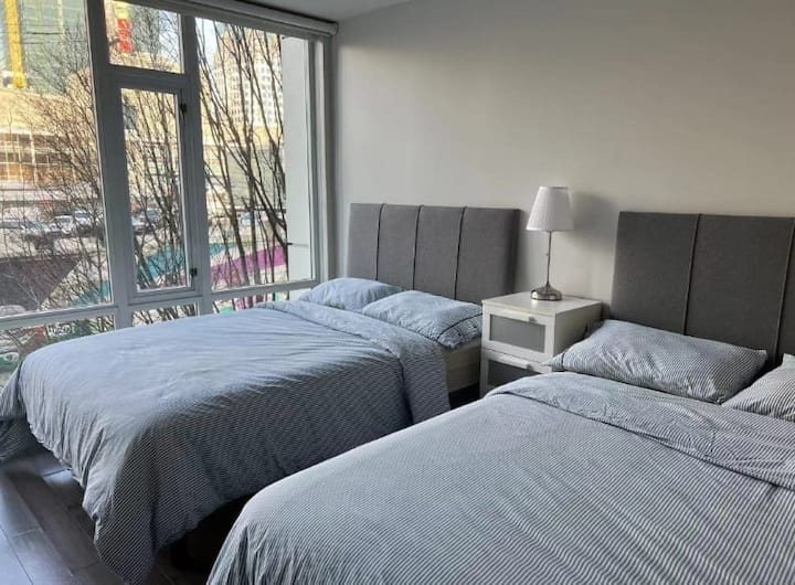 Independent Downtown Condo, Sleeps 5 - Vancouver