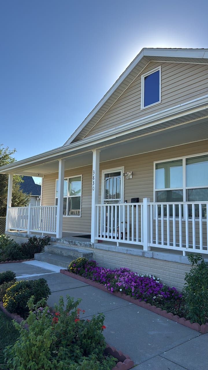 Warm & Inviting 4-bedroom Getaway - Omaha, NE