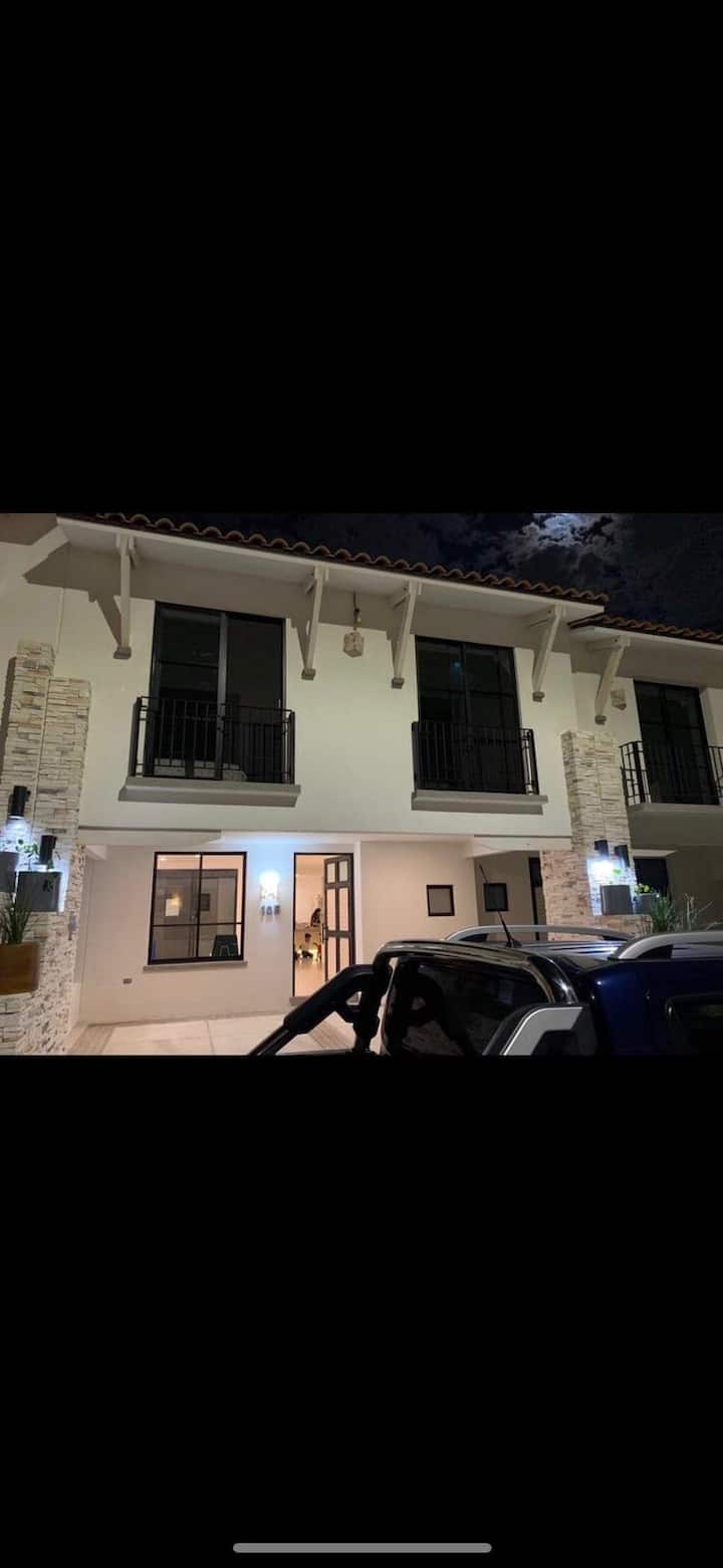 Beautiful Home In A Private Residence - León