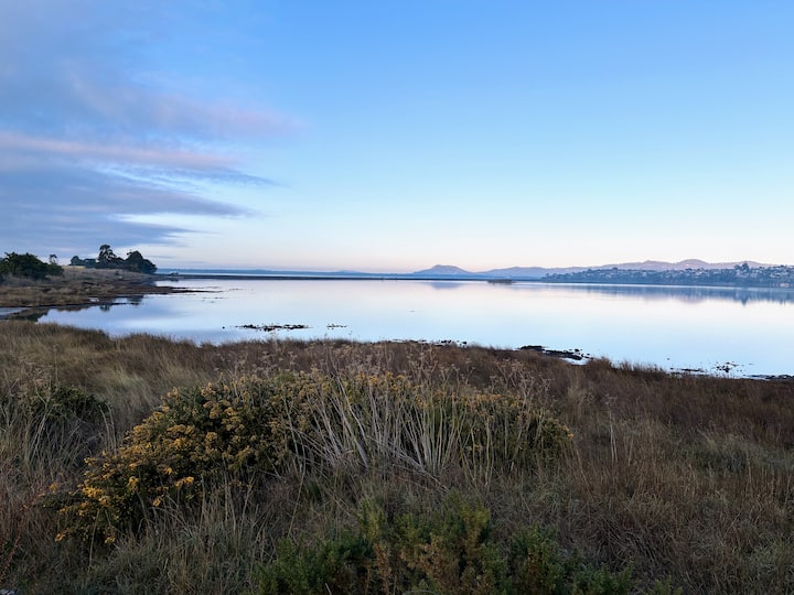 Modern Waterfront Retreat - Lagoon/mountain Views - 