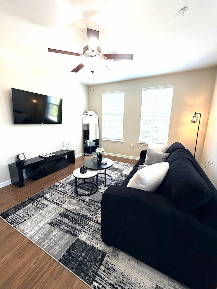 Modern Comfort, 3-bed Apartment With Balcony - Barker Lake, Cypress