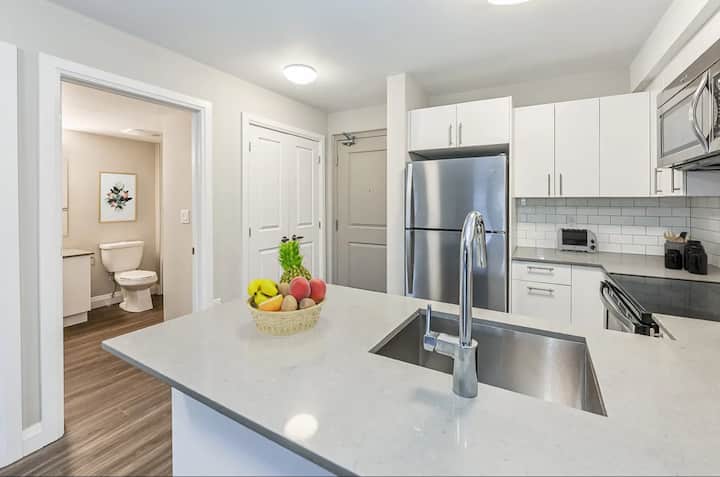 Downtown Milton Apartment | Balcony+ Parking | 30+ - Milton