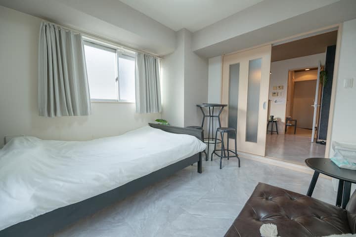 なんば徒歩8分/日本橋でんでんタウン徒歩6分/通天閣徒歩9分/関西空港直通/wi-fi/402号室 - Japan