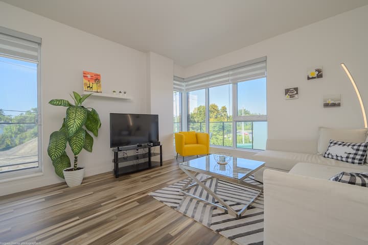 Luxury Furnished Condo With 2 Beds & 2 Baths - Dorval