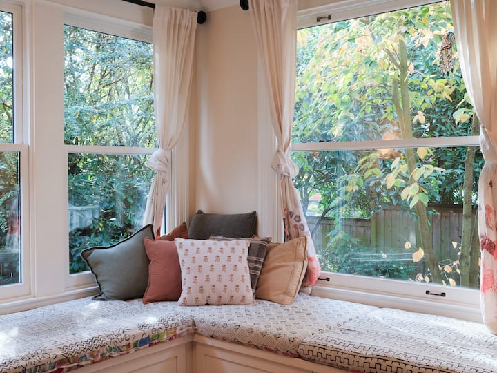 Whimsical Urban Retreat By Green Lake! - Medina, WA