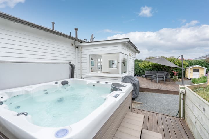 Sunny Family Retreat With Relaxing Spa - Dunedin