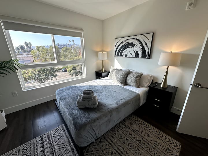 Luxury Hollywood Vacation | Parking, Gym, Laundry. - Banc of California Stadium