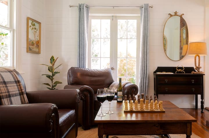 Lumsden Cottage "Dolls House" - Bruny Island