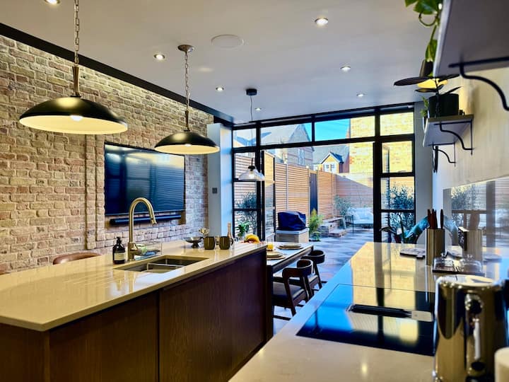 Designer 3-bed Stamford Home With Street Parking - Bourne