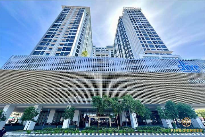 The Shore Kk | Stylish Waterfront Bathtub Suite - Kota Kinabalu