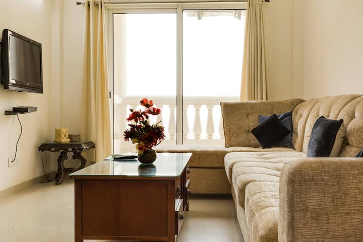 Elegant 3bhk Retreat | Dlf Capital Greens - 