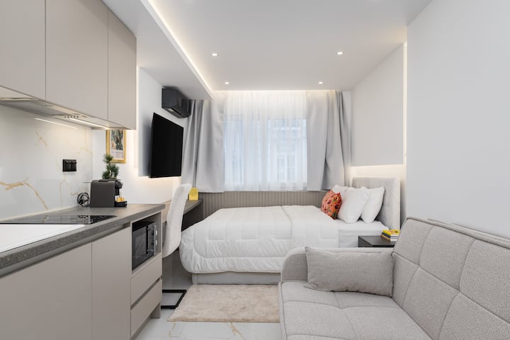 Amelie By Halu! | Superior Studio - Thessaloníki