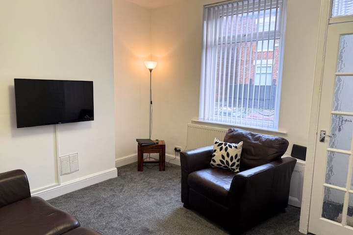 2br Home Sleeps 4 | Ideal For Work Stays - Oldham