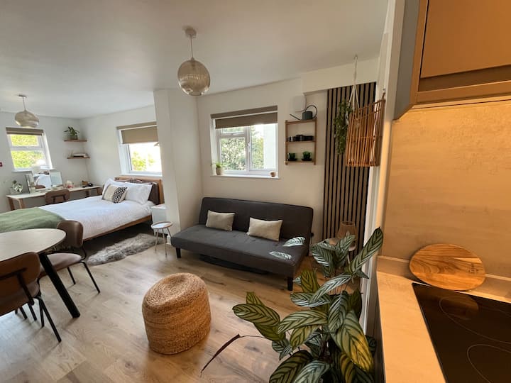 Spacious Studio, Parking Space, Patio (Enclosed) - Eastbourne