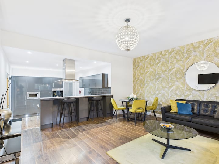 3 Bedroom Ground Floor Luxury Apartment. Parking - Southport