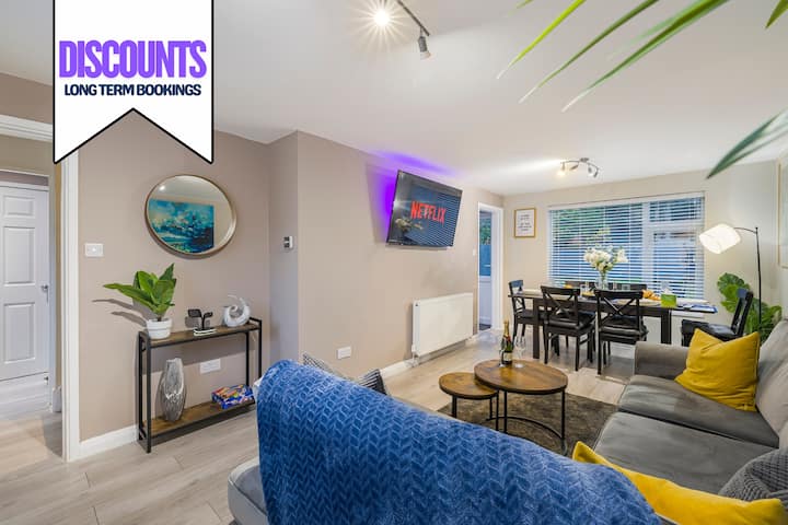 Modern Comfort | Netflix & Disney+ | Free Parking - Stevenage