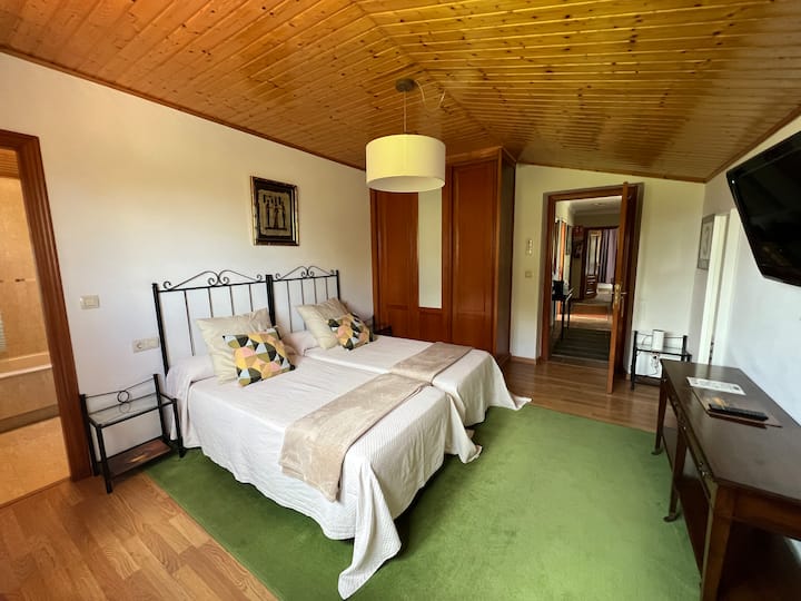 Bright Double With Jetted Tub & Panoramic Views - Órdenes