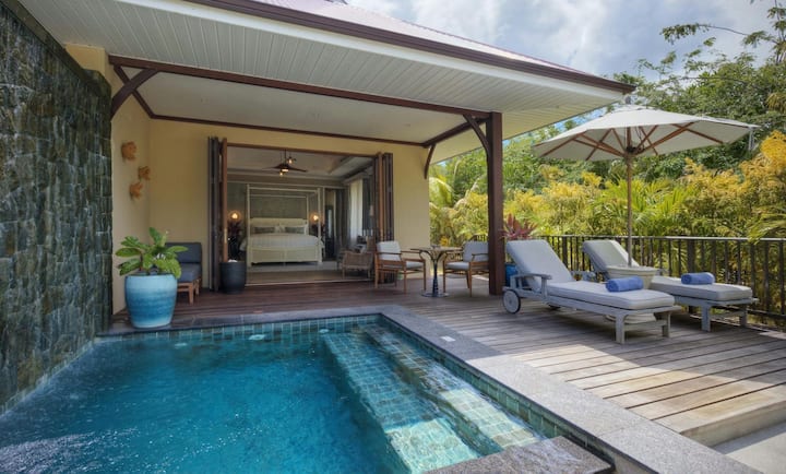 Eco-luxe 9br Villa W/ Beach, Pool & Butler - Seychellen