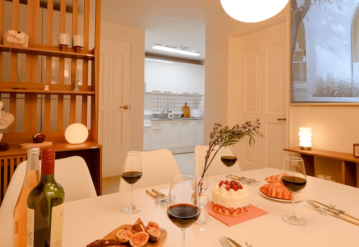 20%할인
사당이수역10분/6인2룸/강남홍대명동건대성수 핫플접근편리/공항버스8분/합법숙소 - Seoul