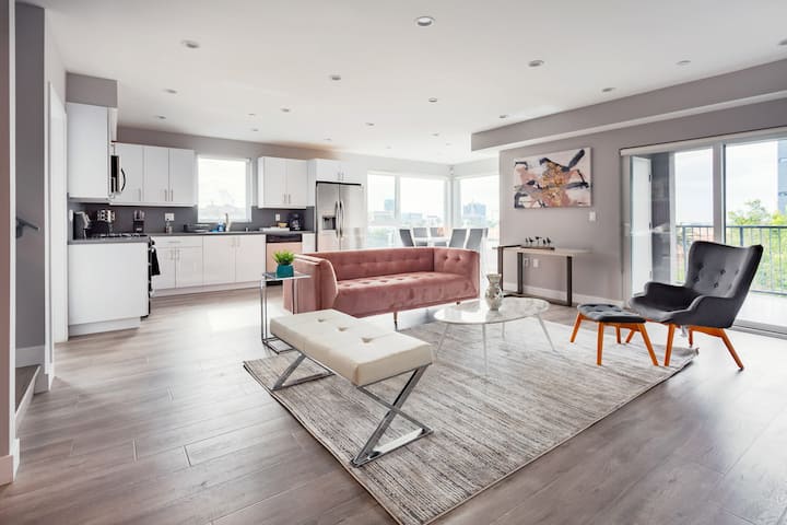 Walkable Hollywood 4br Penthouse W/ Balcony - Los Angeles, CA