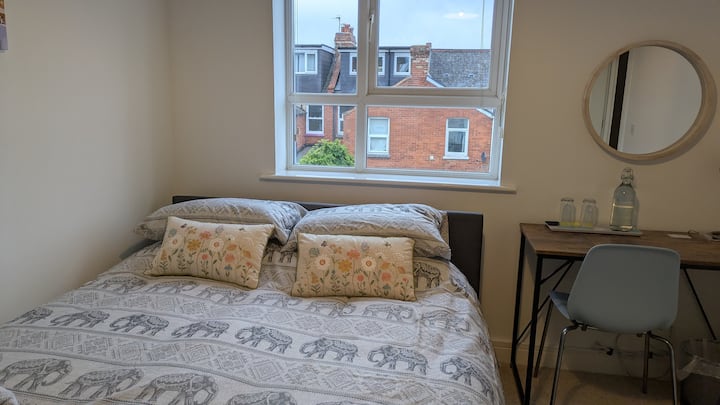 Beautiful Bedroom With Private Bathroom - Exeter
