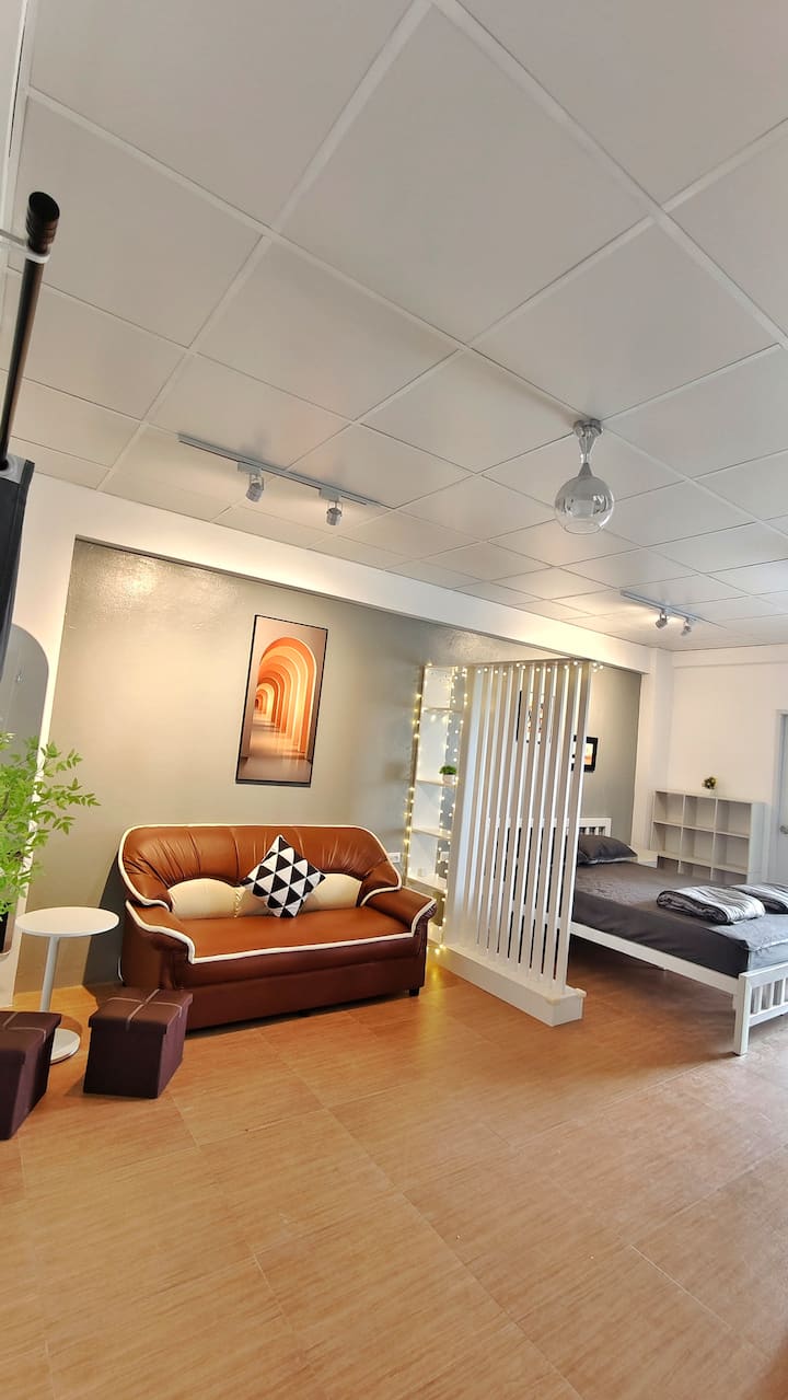 优越位置!真正芭提雅市中心!全新网红装修风格房间!全新泳池!五分钟到达海边!密码门锁!网络电视! - Thailand