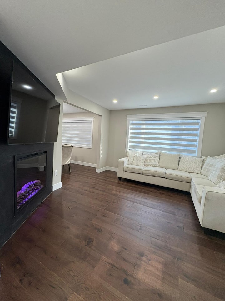 Executive Stay | New 4br Home | Parking - Windsor, ON, Canada
