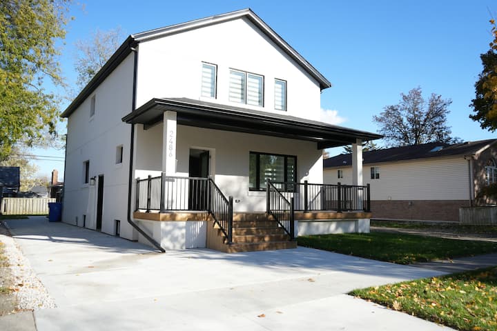 4b 3.5b New Listing! Dream Home - Windsor