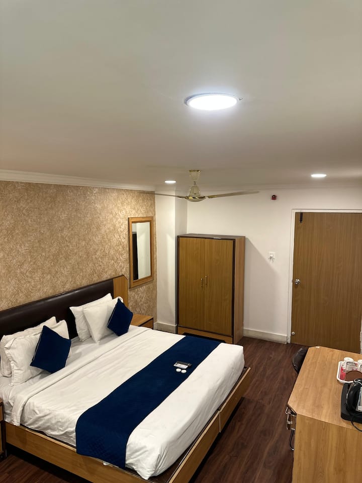 Br Classic Middle Of City And Oldcity Charminar - Hyderabad