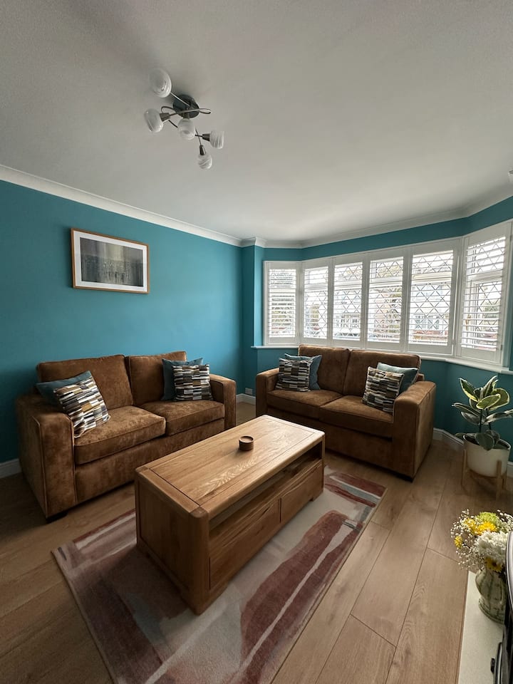 Fleetway - 3 Bed Detached House With Garden - Sandbanks