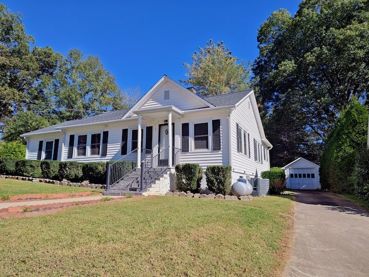 "It’s Only Money" 
Dog-friendly Downtown Cottage - Morganton, NC