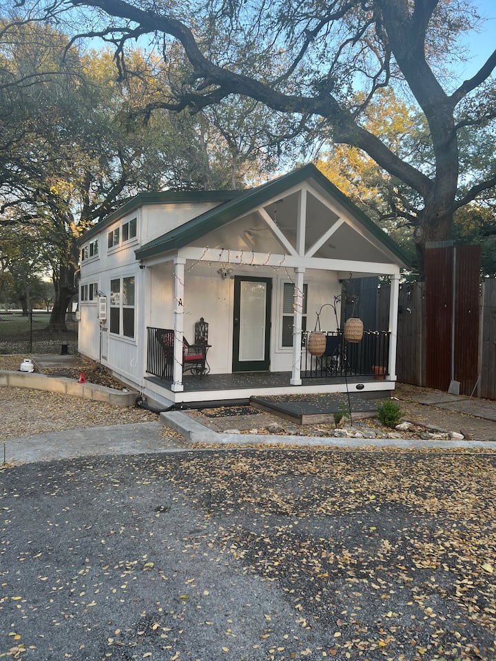 White House With Loft • Full Kitchen • Sleeps 5 - San Marcos, TX