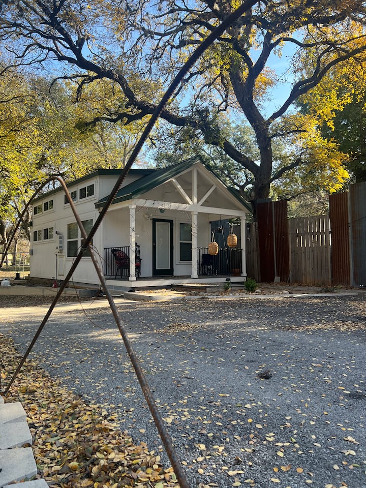 White House With Loft • Full Kitchen • Sleeps 5 - San Marcos, TX